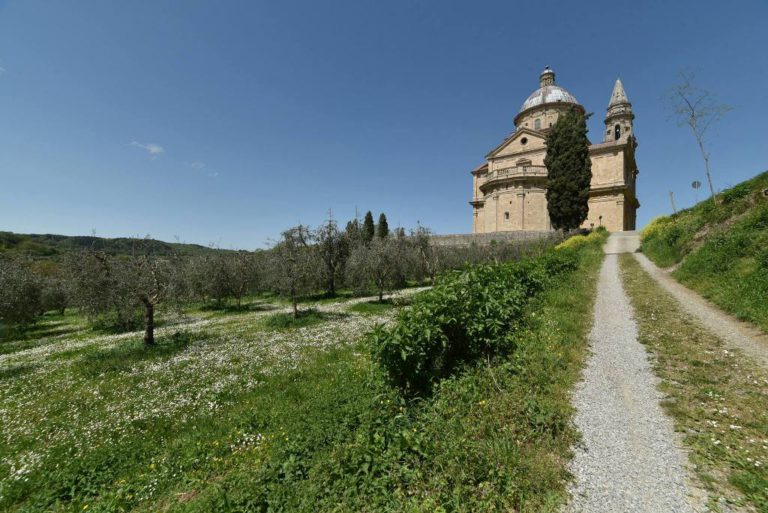 Restaurata la vetrata del Restaurata la vetrata del
