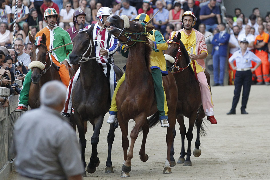 Tutte le fasi della mossa in foto - Siena News