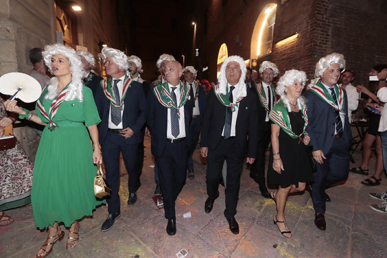 Le foto del corteo della vittoria della contrada dell’Oca - Siena News